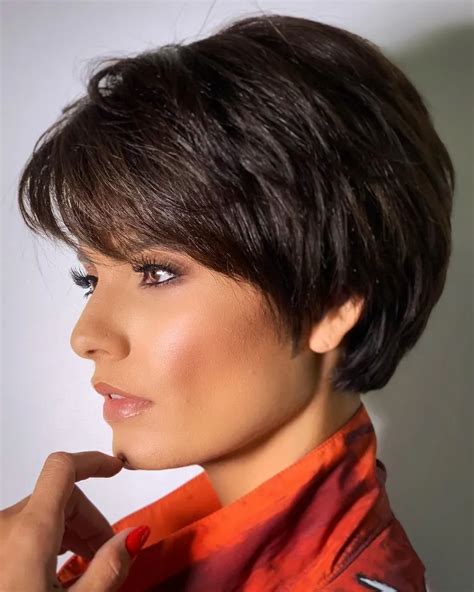 20 Stylish Short Hairstyles For Thick Hair To Try In 2024