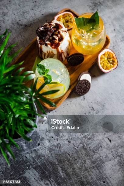 차가운 과일 커피 우유 칵테일 세 잔과 회색 배경에 얼음이 있다 여름 파티 또는 바 메뉴 개념입니다 0명에 대한 스톡 사진 및