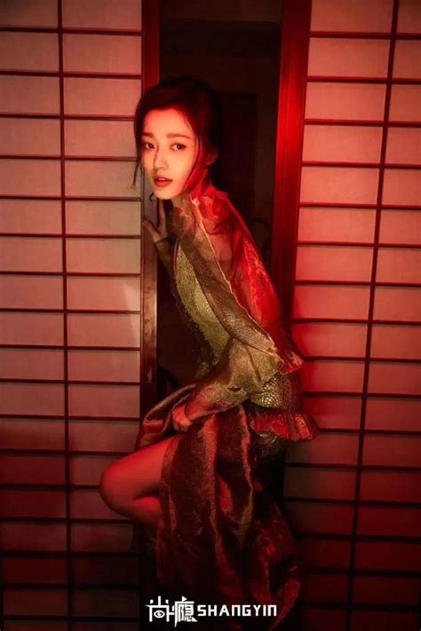 王秀竹绿裙靓丽写真美爆了！雪肤玉貌曼妙身材性感妖艳绿色长发穿着