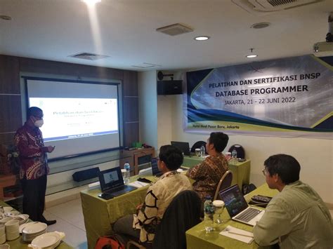 Berperan Sebagai Narasumber Pelatihan Dan Sertifikasi Database