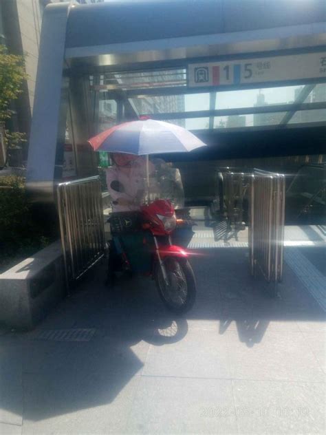 九龙坡区石桥铺地铁1号线1号出入口摩托车堵塞门口 投诉要求希望地铁保安加强巡逻谢谢 重庆网络问政平台