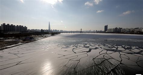 꽁꽁 얼어붙은 한강