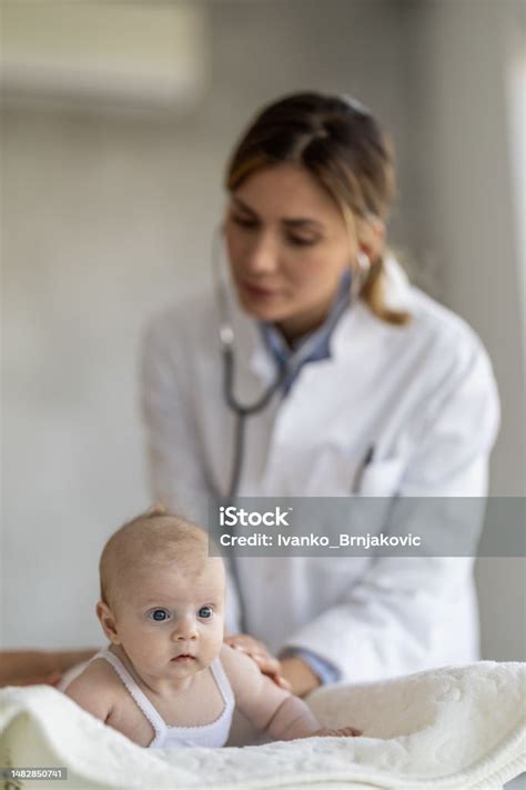 의사는 아기를 검사하고 병원에서 청진기로 심장 박동을 듣는다 2 5 개월에 대한 스톡 사진 및 기타 이미지 2 5 개월 2