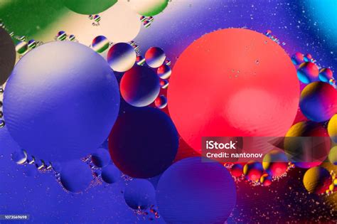 세포 막의 과학적 이미지입니다 액체 물질의 최대 매크로입니다 분자 원자 Sctructure를 추상화 합니다 거품을 물 공기 또는 분자의 매크로 샷입니다 생물학 물리학 또는