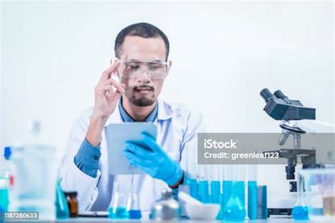 아시아 과학자는 실험실 화학 실험실에서 연구하고있다 Stem 주제에 대한 스톡 사진 및 기타 이미지 Stem 주제 건강 진단 건강관리와 의술 Istock