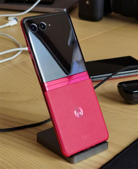 추억의 모토로라 레이저가 접히네…삼성에 도전장 [영상]