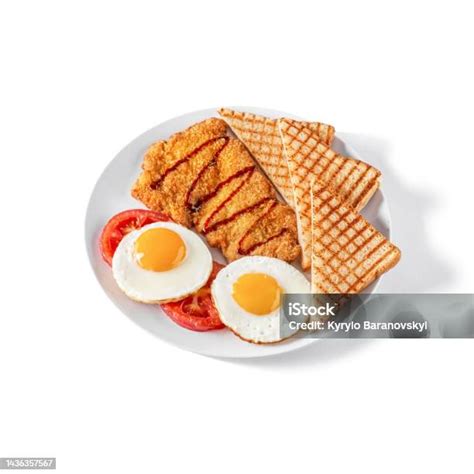 흰색 바탕에 튀긴 계란 빵가루 입힌 튀긴 고기 토마토를 곁들인 튀긴 토스트 빵 달걀에 대한 스톡 사진 및 기타 이미지 달걀 접시 정사각형 구성 Istock