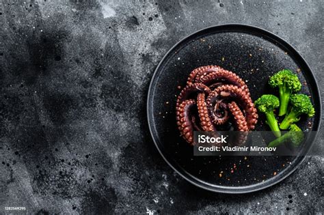 접시에 브로콜리와 함께 삶은 문어 검은 색 배경 맨 위 보기입니다 복사 공간 갑각류에 대한 스톡 사진 및 기타 이미지 갑각류 건강한 식생활 검은색 Istock
