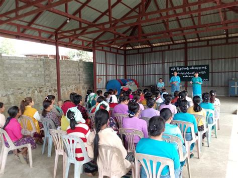 မက်မန်းမြို့၌ ခရိုင် မြို့နယ်အမျိုးသမီးရေးရာအဖွဲ့ဝင်များ၏ အသင်းဝင်ကဒ်နှင့် ရင်ထိုးတံဆိပ်ပေးအပ်ပ