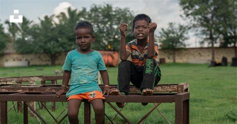 녹색 크루넥 티셔츠를 입은 소년이 파란색 드레스를 입은 소녀 옆에 서 있다 사진 Unsplash의 무료 아이 이미지