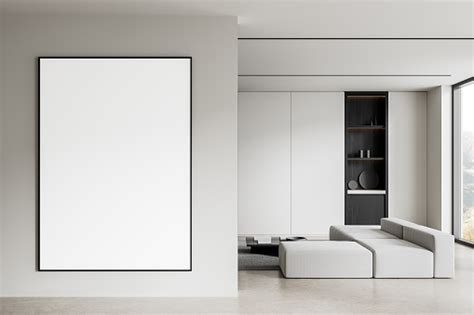 모던하고 미니멀한 거실 인테리어는 벽에 커다란 수직 빈 프레임이 있고 부드러운 일광 설정의 어두운 액센트 선반 근처에 흰색 모듈식 소파가 있습니다 3d 렌더링 0명에 대한