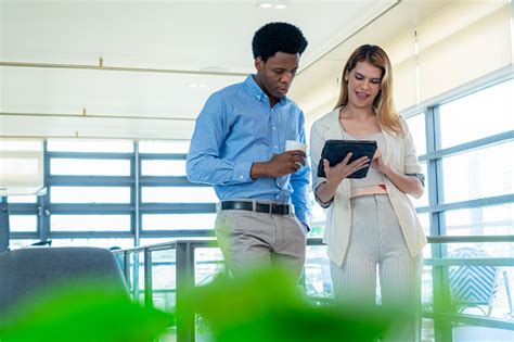 현대식 사무실에서 함께 협업하고 디지털 태블릿을 사용하는 다양한 청년 사업가들은 조직의 성장과 성공을 주도하기 위한 미래