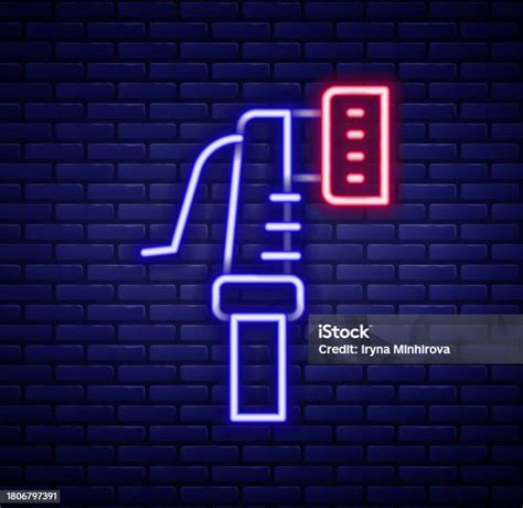 빛나는 네온 라인 정원 호스 아이콘은 벽돌 벽 배경에 분리되어 있습니다 스프레이 건 아이콘입니다 급수 장비 다채로운 개요 개념입니다 벡터 0명에 대한 스톡 벡터 아트 및