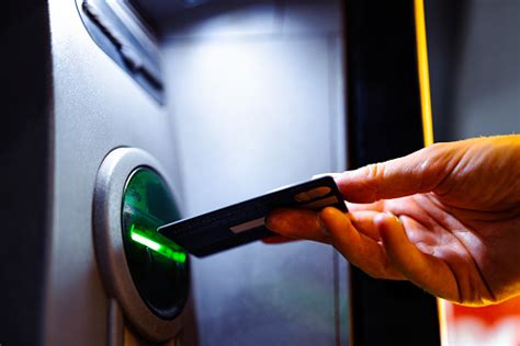 Atm 기계에 신용 카드를 넣는 여성 손의 사진 클로즈업 40 44세에 대한 스톡 사진 및 기타 이미지 40 44세 고객 구매 Istock