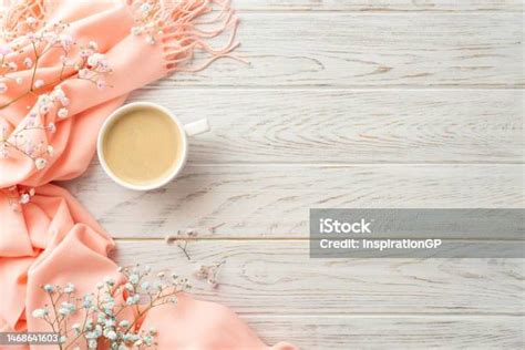 안녕하세요 봄 개념입니다 빈 공간이 있는 회색 나무 책상 배경에 커피 Gypsophila 꽃과 분홍색 격자 무늬의 머그잔의 상위 뷰 사진 개인 장식품에 대한 스톡 사진 및
