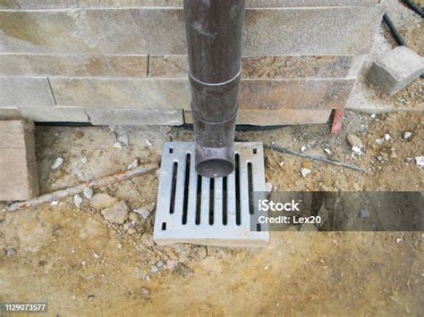 금속 그 라 이나 지가 있는 지붕 거 터를 다운 주 둥이 드레인 파이프에 닫습니다 0명에 대한 스톡 사진 및 기타 이미지 0명 건물 외관 건설 현장 Istock