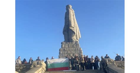 Десетки протестираха в Пловдив с искане за премахване на паметника Альоша