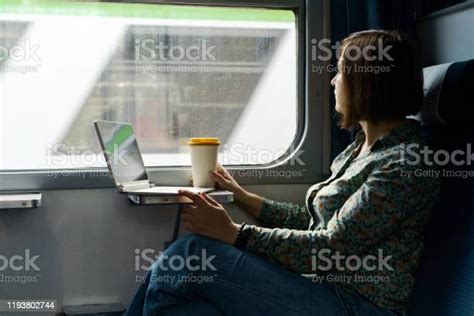 재사용 가능한 대나무 컵에 노트북과 커피를 들고 기차에 타고 있는 중년 여성 기차에 대한 스톡 사진 및 기타 이미지 기차 사진 이미지 여름 Istock