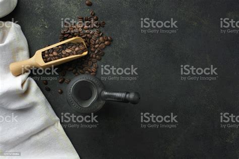 커피 알갱이와 검은 점토 세즈브나무 스쿱 위에서 볼 수 있습니다 0명에 대한 스톡 사진 및 기타 이미지 0명 갈색 구이 Istock