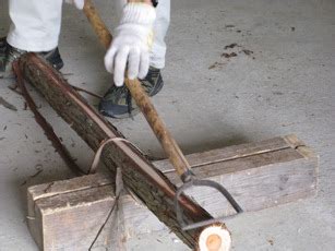 2月19日 間伐した丸太の皮はぎと杭作り 1名 宝塚西谷の森公園