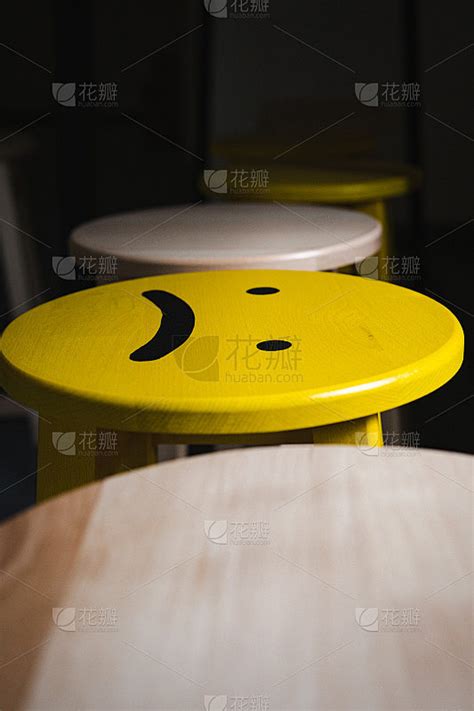 黄色的木凳上画着悲伤的脸四个对象副本的空间