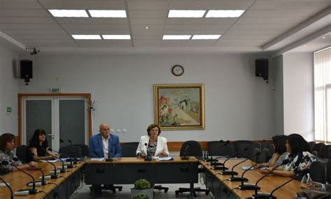 Кметът на Община Ловеч Корнелия Маринова връчи бюджетите за 2023 г