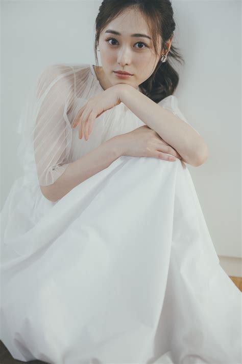 📸 画像：福原遥（Ⓒ光文社／週刊flash 撮影：東京祐）｜福原遥、真っ白なシースルードレス姿で魅せる麗しき美肌！ 『flash』表紙＆巻頭登場