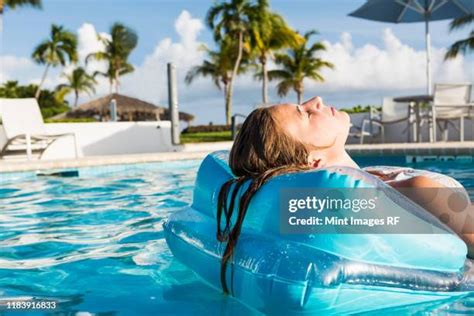 Girl On Lilo In Swimming Pool Fotografías E Imágenes De Stock Getty Images
