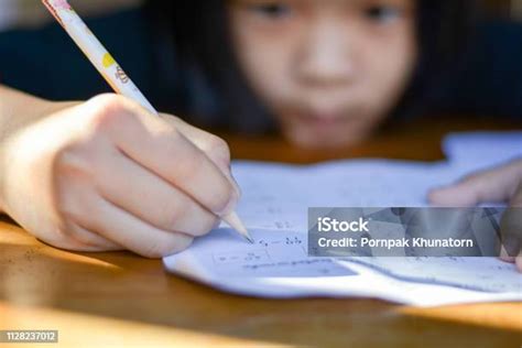 아시아 아이 여자 지 루 느낌을 집에서 지루한 숙제를 하 고 여성 귀여운 아이가 집중 종이에 쓰기 테스트에 대 한 아시아 학생 연습 수학 주제입니다 집에서 학생 연구 가정의