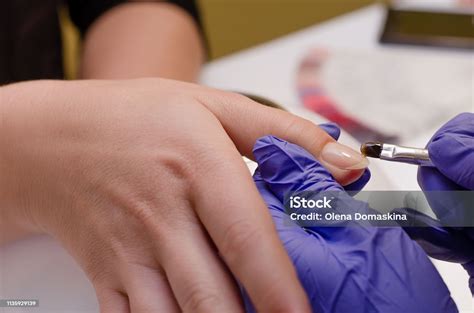 미용실에서 베이스 젤과 손톱을 덮는 고무 장갑 네일 완벽 한 손톱 매니큐어 과정 가까운에 대한 스톡 사진 및 기타 이미지 가까운 건강관리와 의술 고객 Istock