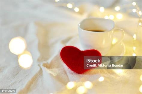 발렌타인 데이 컵은 빨간 하트와 조명이있는 침대에서 커피를 마시 며 공간을 복사합니다 인사말 카드 낭만적 인 아침 식사 0명에