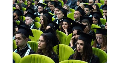 20 отличници с дипломи за висше от Медицинския колеж в Плевен