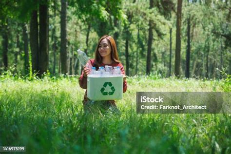 공원의 휴지통에 쓰레기 플라스틱 병을 모으는 아름다운 아시아 여성의 초상화 0에 대한 스톡 사진 및 기타 이미지 0 35 39세 감소 Istock