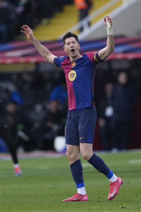 Acuerdo Del Barça Con Robert Lewandowski Una Temporada Más Marcando