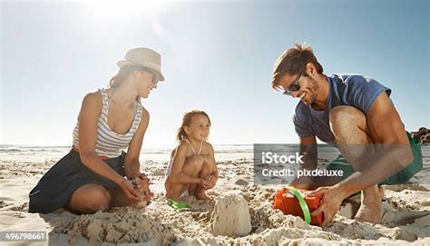 สร้างราชินีและเจ้าหญิงของเขาปราสาท ภาพสต็อก ดาวน์โหลดรูปภาพตอนนี้ ปราสาททราย ครอบครัว