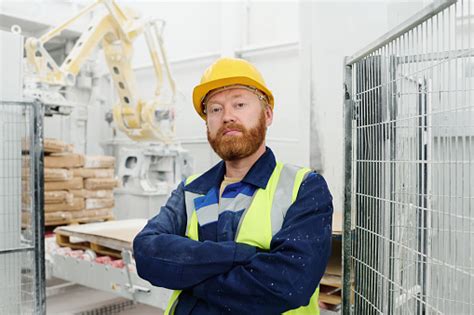 자신감 있는 수염을 가진 기술자 또는 카메라를 바라보는 공장의 엔지니어 35 39세에 대한 스톡 사진 및 기타 이미지 35 39세 Performing Arts