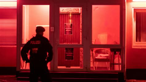 Razzia In Düsseldorfer Großbordell Wurde Freier Beim Sex Gefilmt