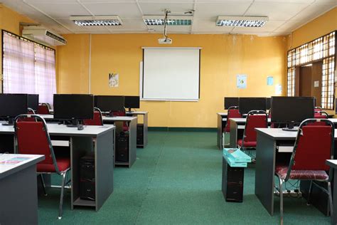 Makmal Komputer Kolej Universiti Islam Antarabangsa Sultan Ismail