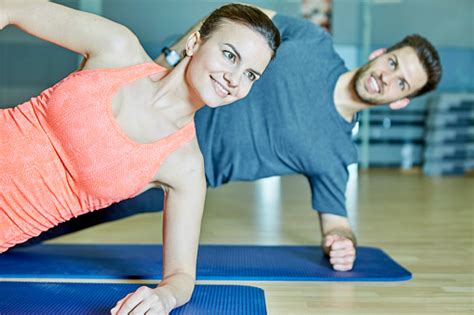 필라테스 매트에서 운동 하는 피트 니스 스튜디오에서 커플 훈련 2015년에 대한 스톡 사진 및 기타 이미지 2015년 강사 건강한 생활방식 Istock