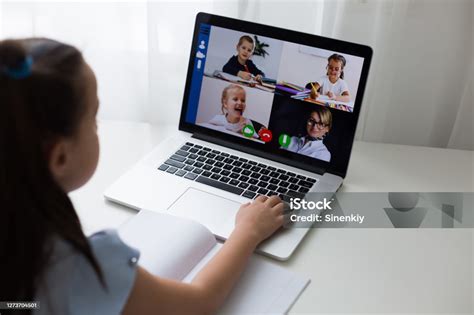 집에서 그녀의 온라인 수업 동안 숙제 수학을 공부하는 꽤 세련된 여학생 검역 중 사회적 거리 자기 고립 온라인 교육 개념 홈