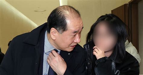 취재진 질문 받는 배터리 아저씨 박순혁 작가