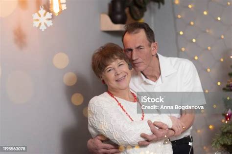 새해 를 배경으로 흰색 옷을 입은 남자와 여자가 새해를 축하합니다 2명에 대한 스톡 사진 및 기타 이미지 2명 겨울 공휴일 Istock