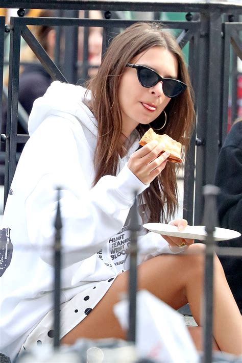 Emily Ratajkowski Enjoys A Slice Of New York Pizza Celebmafia