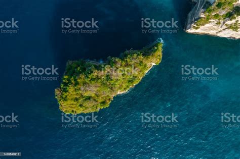 절벽이있는 바위가 많은 해변의 공중 무인 항공기 탑 뷰 샷 인도 바다 해안 텍스트 공간을 복사합니다 자연과 여행 배경 아름다운 자연 여름 휴가 여행 개념 파도가 튀어나온다