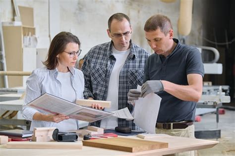 목공 워크샵 노동자의 팀은 논의 하고있다 사람들의 그룹 클라이언트 디자이너 또는 엔지니어와 노동자는 작업을 논의 3 명에 대한
