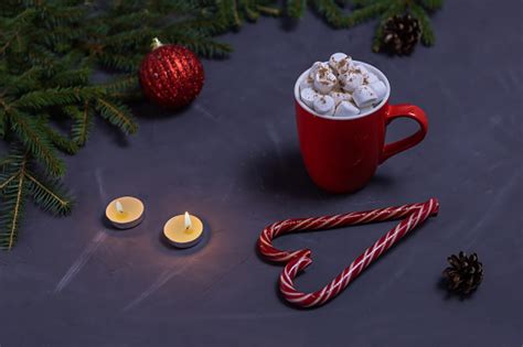 커피와 마시멜로 양초 크리스마스 사탕이 검은 색 배경에 전나무 나무의 마음과 가지의 형태로 접힌 빨간 컵 가정 생활에 대한 스톡 사진 및 기타 이미지 Istock