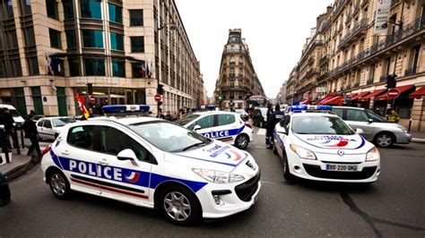 Мъж нападна с ножове група полицаи в района на Париж
