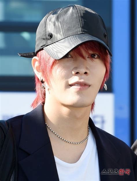 Nct127 유타 모자 아래 가지런한 빨간 머리