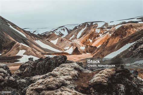 랜드 만날 라우가 르의 풍경 아이슬란드의 하이랜드 북유럽 유럽의 초현실적 인 자연 경관 여름 트레킹 모험과 야외 산책으로 유명한 아름 다운 다채로운 눈 산 지형 0명에 대한