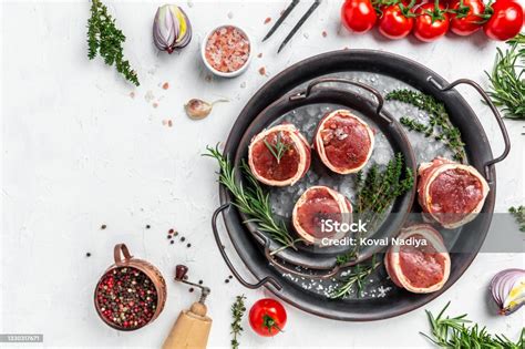 생 신선한 대리석 고기 스테이크 필레 미뇽 베이컨에 싸인 쇠고기 안심 스테이크는 가벼운 배경에 오래된 고기 트레이에 제공됩니다 맨 위 보기 고기에 대한 스톡 사진 및 기타